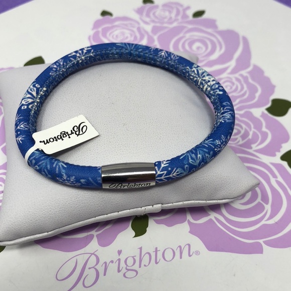 Brighton | Jewelry | Brighton Snowflake Woodstock Small Approx 75 ...